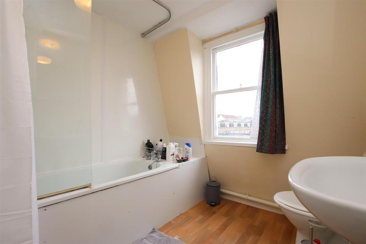 3 bedroom apartment for rent 2 Gloucester Street Bath, BA1 2SE | UniHomes