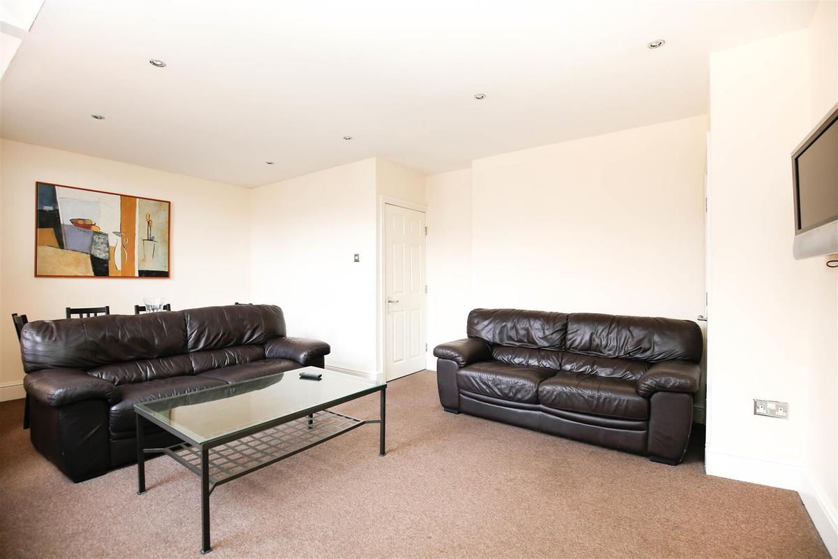 4 bedroom apartment for rent Grosvenor Avenue Newcastle, NE2 2NN | UniHomes