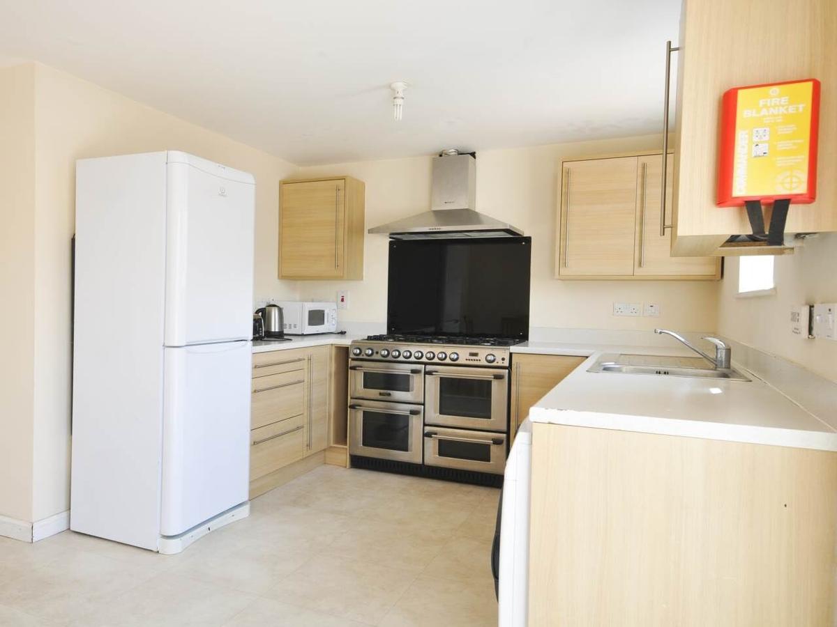 6 bedroom house for rent Aviation Avenue, Hertfordshire, AL10 9UB ...