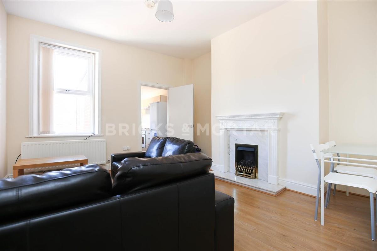 3 bedroom apartment for rent Stratford Grove West Newcastle, NE6 5BB ...