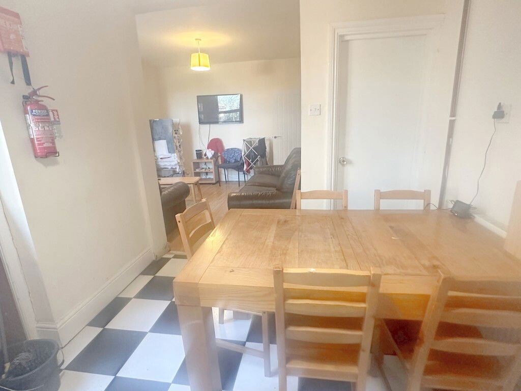 6 bedroom house for rent Rothesay Avenue Nottingham, NG7 1PW | UniHomes