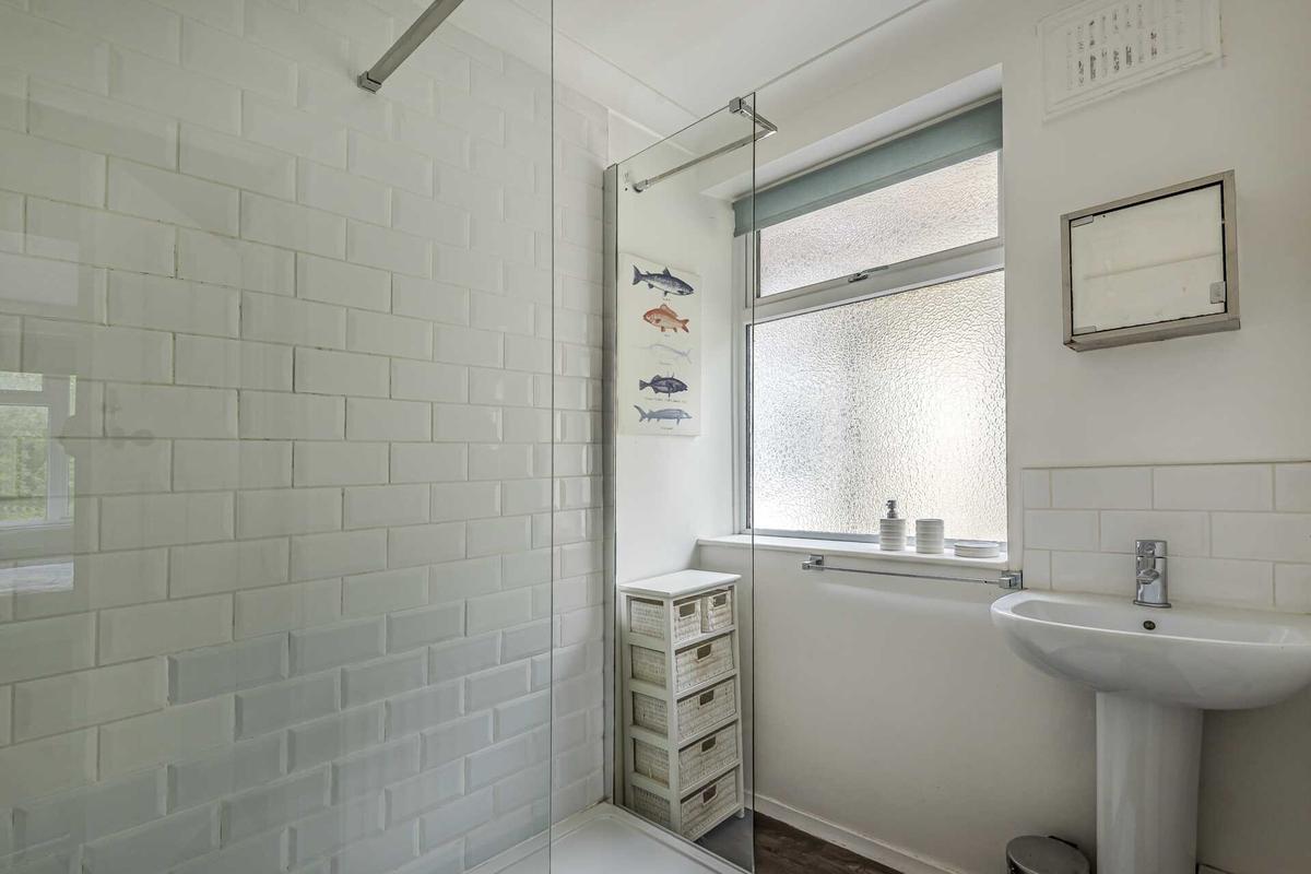 5 bedroom house for rent Woodbridge Hill Gardens Surrey, GU2 8AR | UniHomes