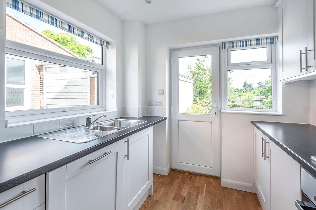 4 bedroom house for rent Oakfields Surrey, GU3 3AU | UniHomes