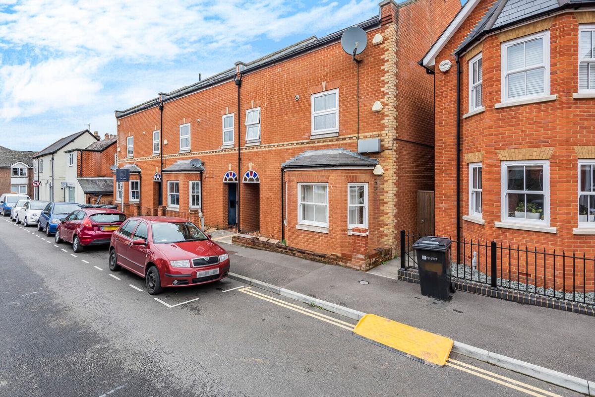 3 bedroom apartment for rent Queens Road Surrey, GU1 4JL | UniHomes
