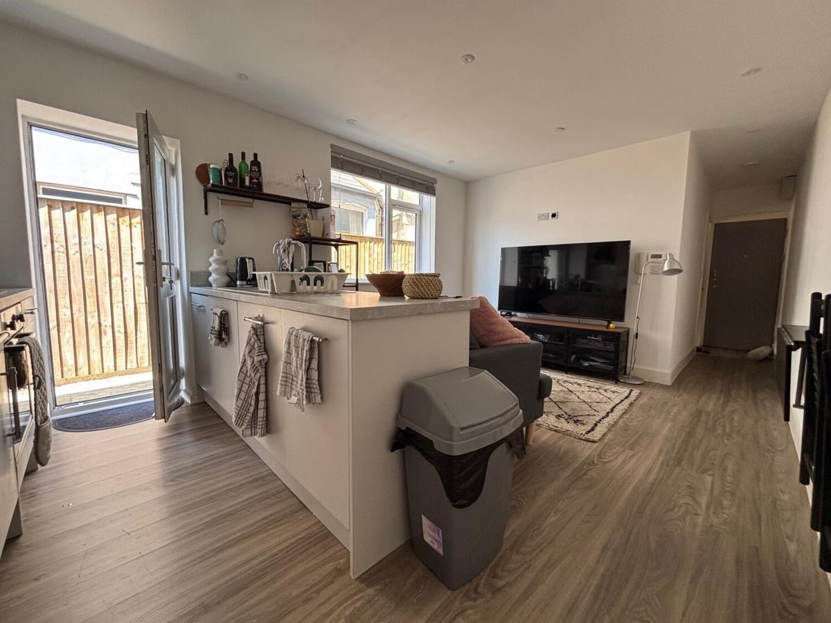 2 bedroom house for rent Connaught Road Cardiff, CF24 3PU | UniHomes