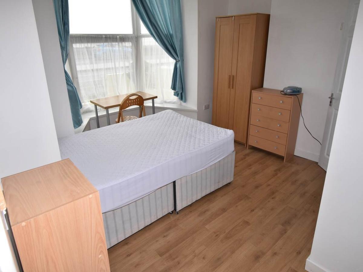 8 bedroom house for rent Oystermouth Road, City Centre Swansea, SA1 3UL ...
