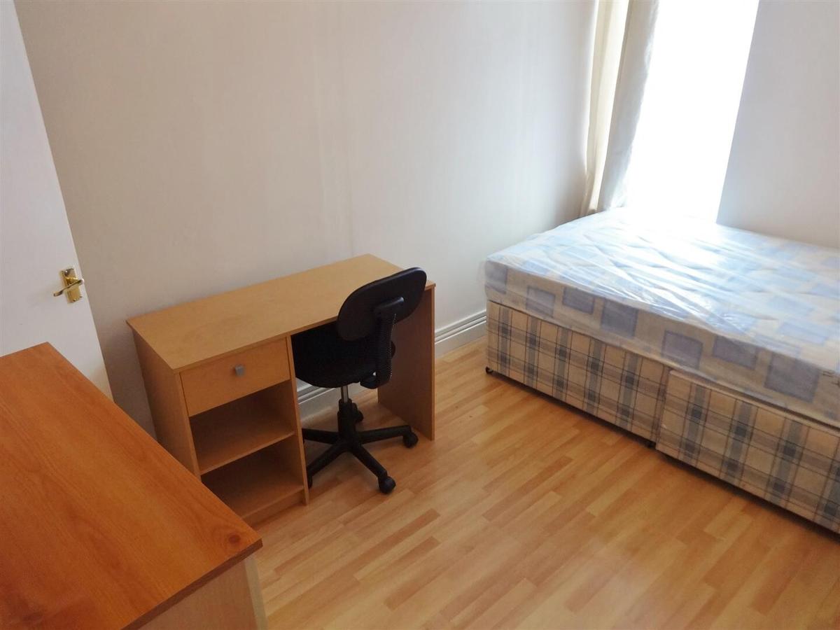 6 bedroom house for rent Lodge Close, London, UB8 2ES | UniHomes