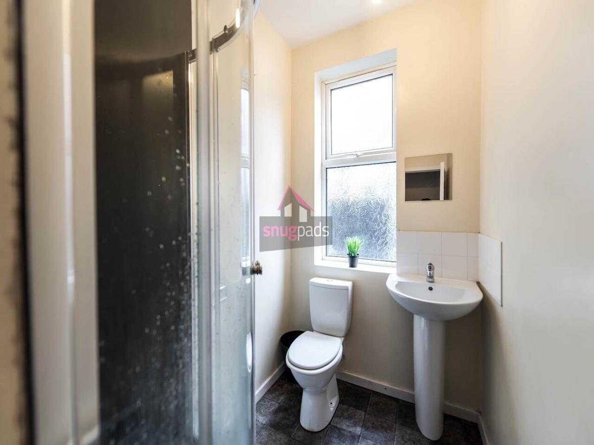 1 bedroom apartment for rent Bedsit Room Gildabrook Road, Manchester ...