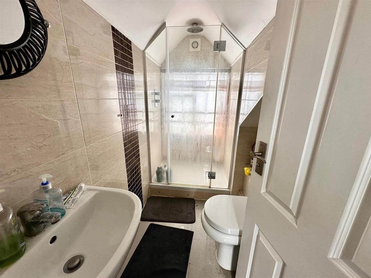 5 bedroom house for rent Hows Road London, UB8 2AR | UniHomes