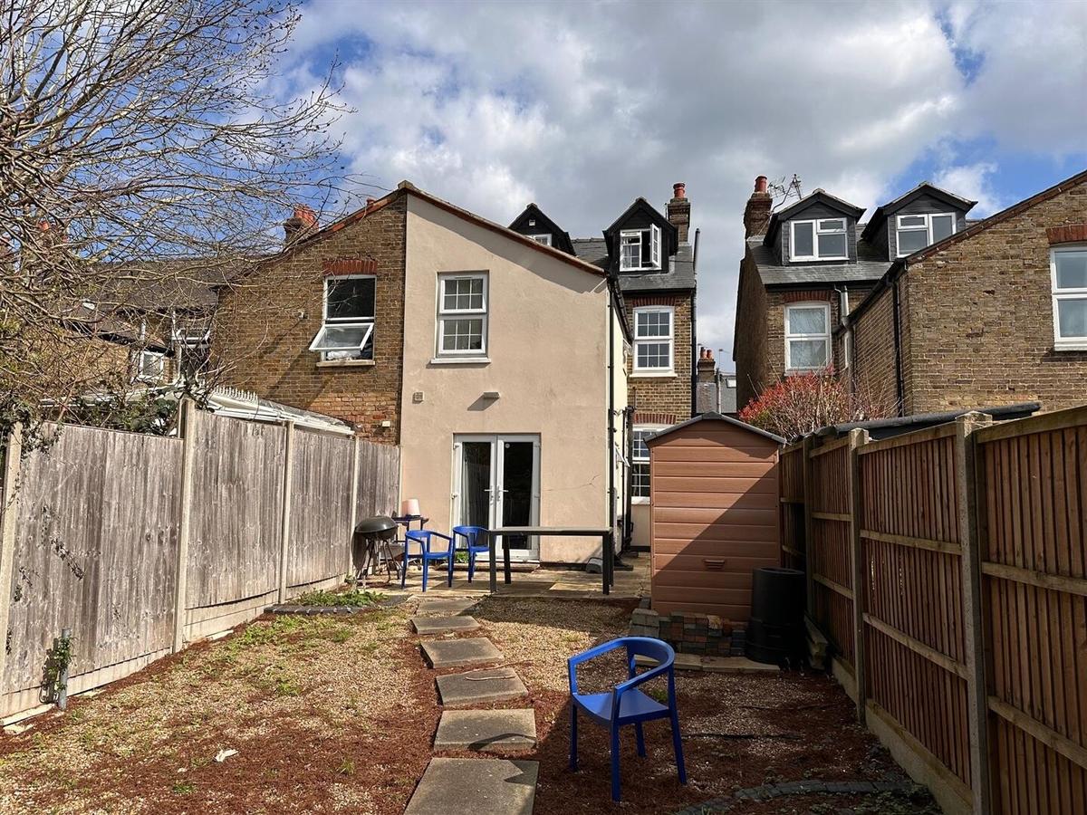 5 bedroom house for rent Hows Road London, UB8 2AR | UniHomes