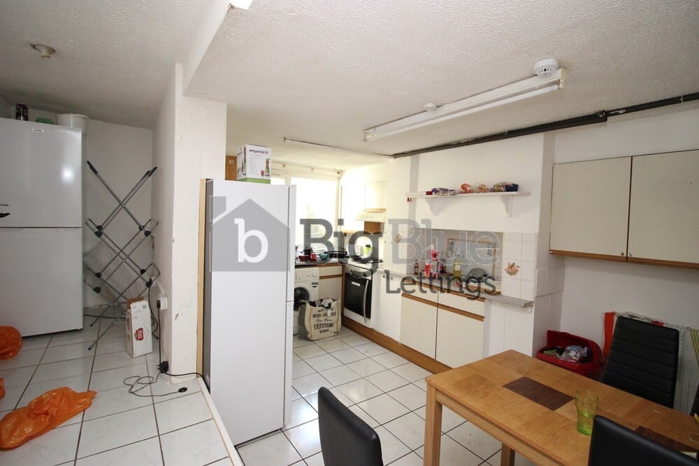 6 bedroom house for rent Royal Park Avenue, Hyde Park, Leeds, LS6 1EY ...