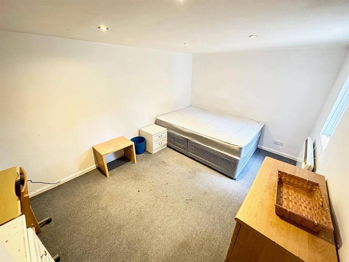 6 bedroom house for rent Lodge Close London, UB8 2ES | UniHomes