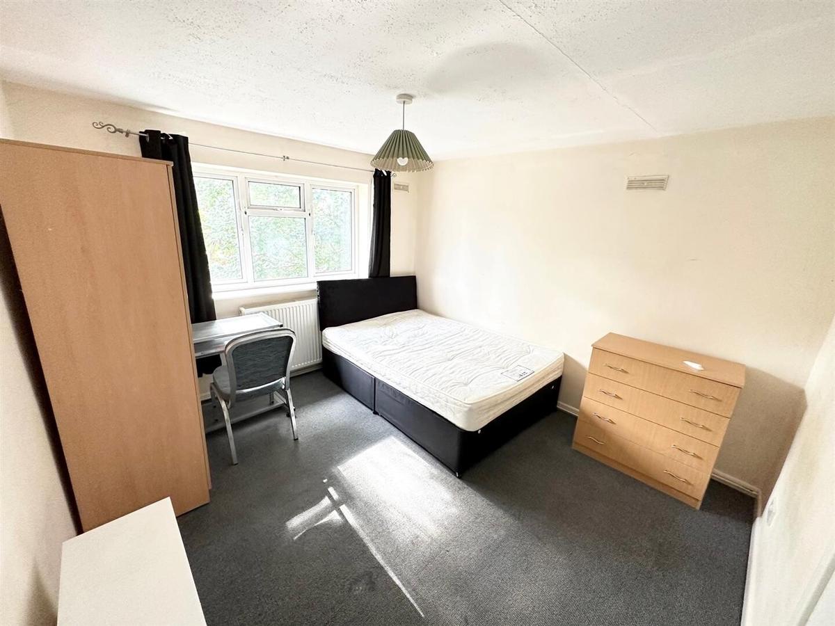 6 bedroom house for rent Lodge Close London, UB8 2ES | UniHomes