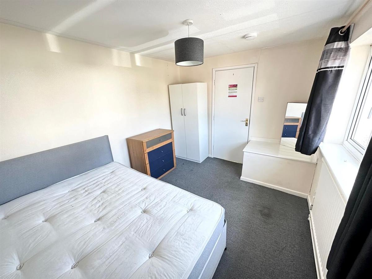 6 bedroom house for rent Lodge Close London, UB8 2ES | UniHomes