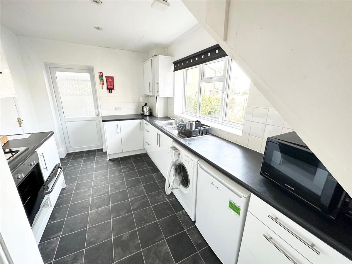 6 bedroom house for rent Lodge Close London, UB8 2ES | UniHomes