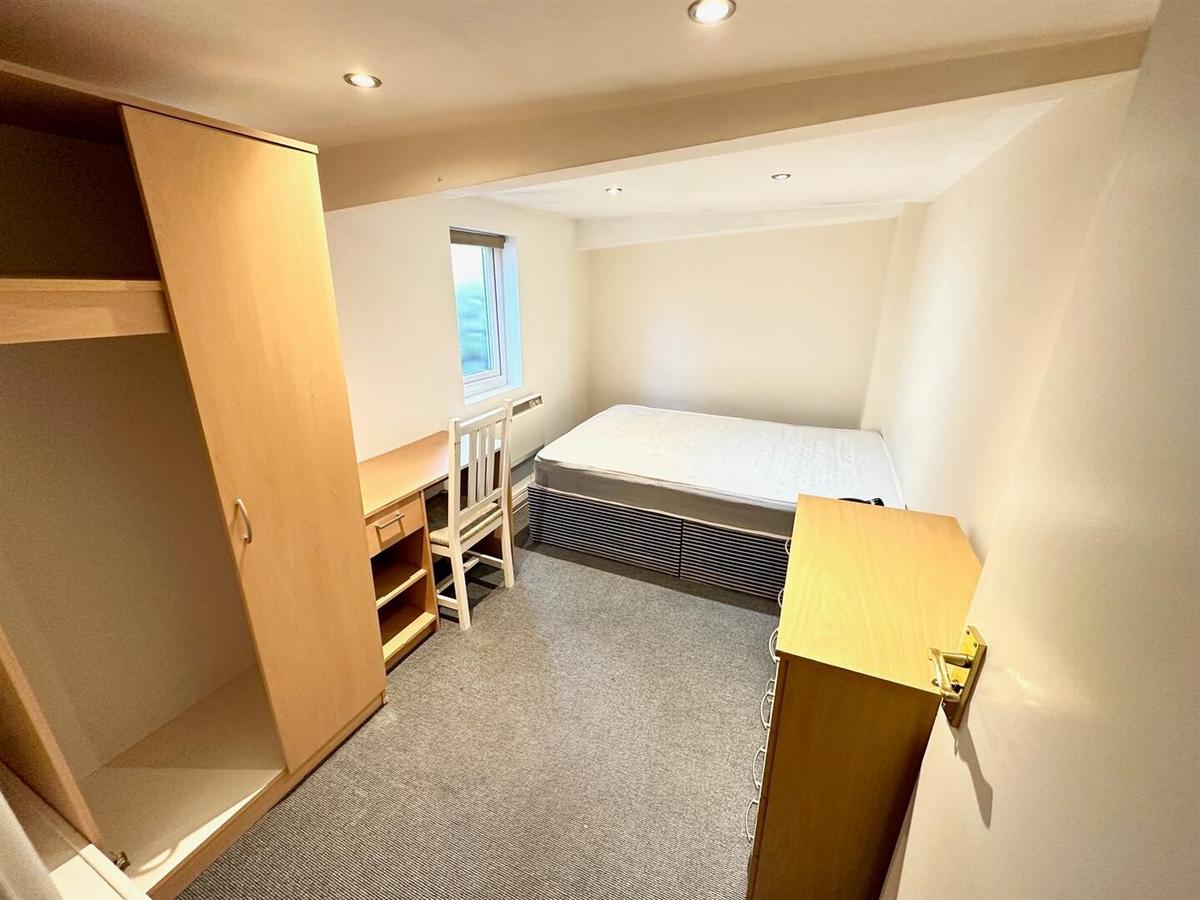 6 bedroom house for rent Lodge Close London, UB8 2ES | UniHomes