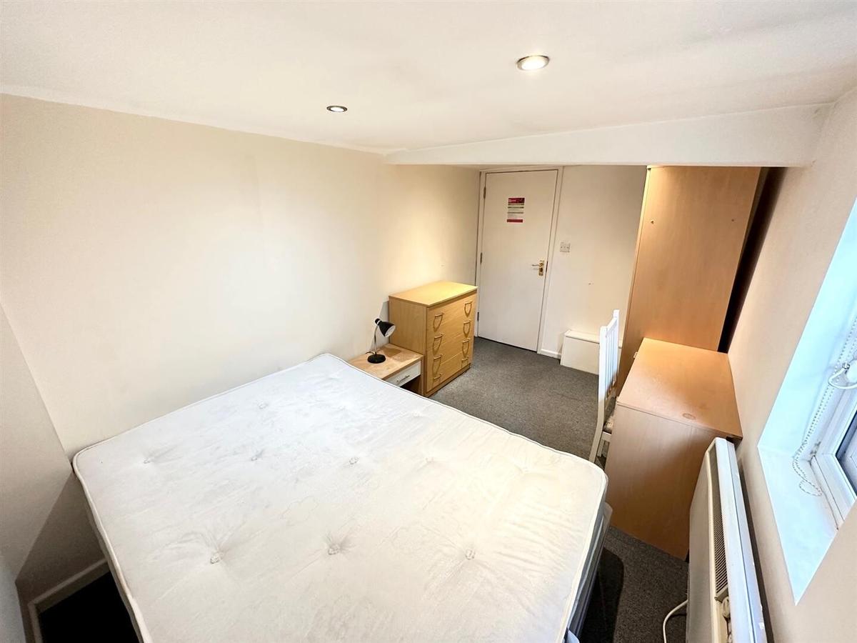 6 bedroom house for rent Lodge Close London, UB8 2ES | UniHomes