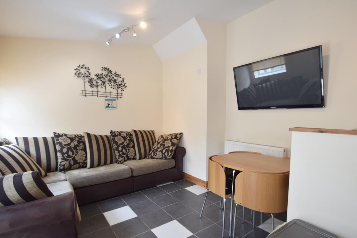 8 bedroom house for rent Cathays Terrace Cardiff, CF24 4HU | UniHomes