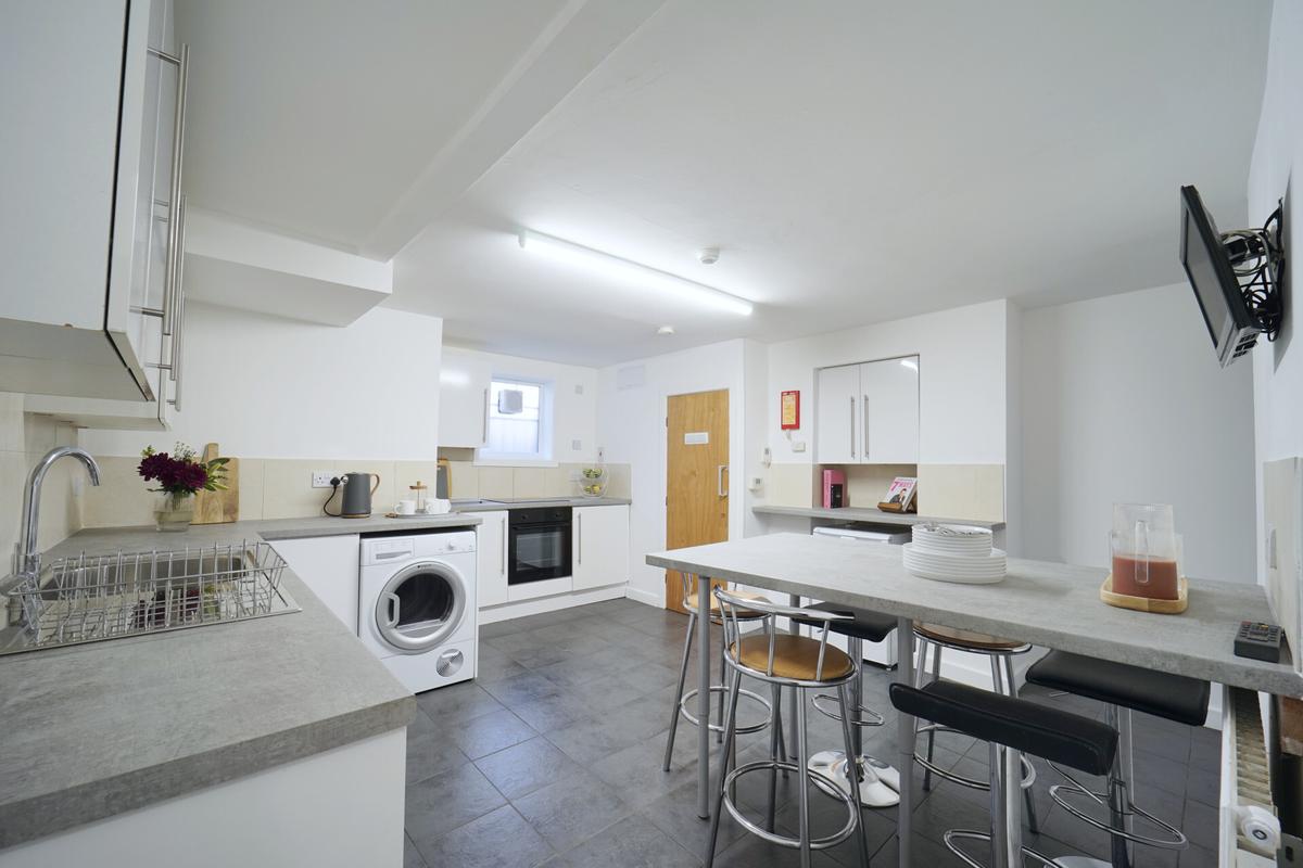 6 bedroom house for rent Burchett Place Leeds, LS6 2LN | UniHomes