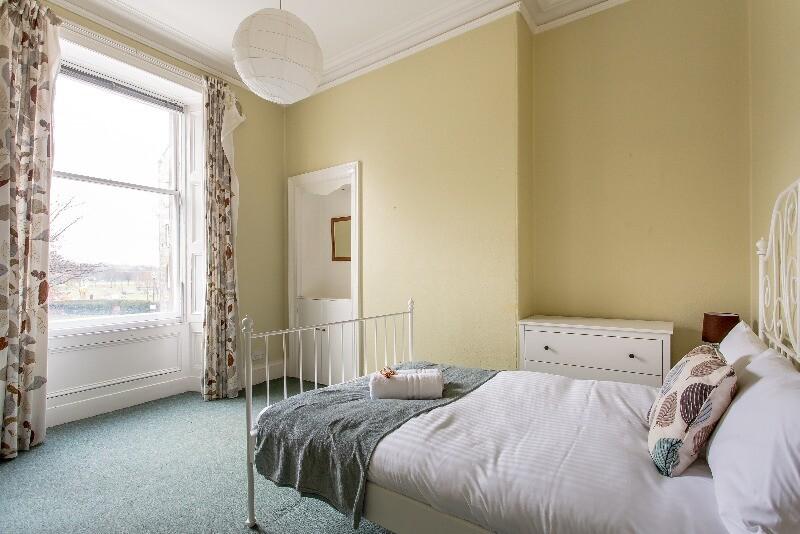 4 bedroom apartment for rent Hope Park Crescent, 2 (1F1) Edinburgh, EH8 ...