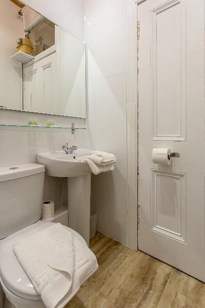 4 bedroom apartment for rent Hope Park Crescent, 2 (1F1) Edinburgh, EH8 ...
