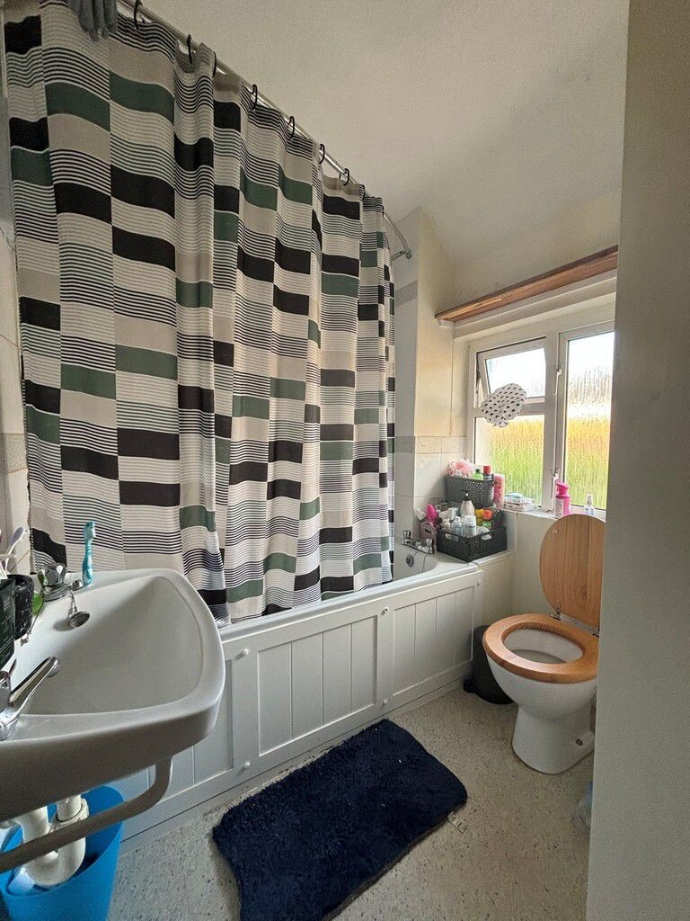 3 bedroom house for rent The Oval, Surrey, GU2 7TZ | UniHomes