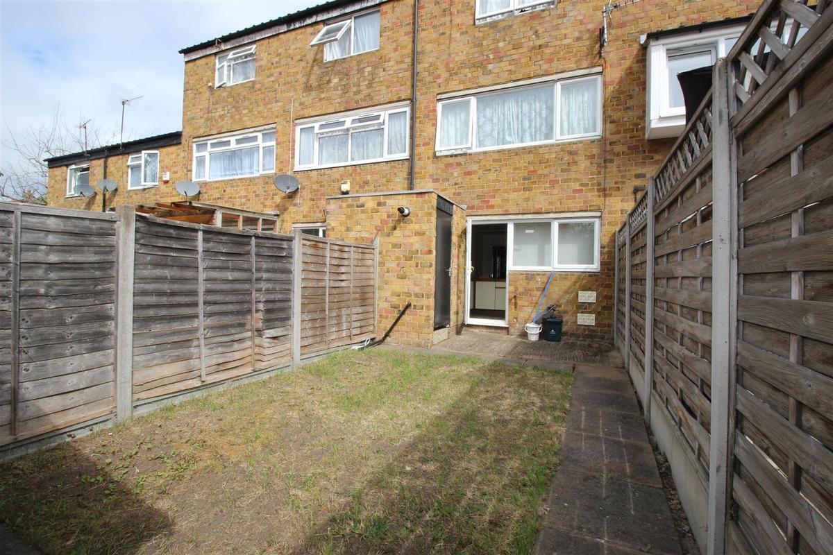 4 bedroom house for rent Hilliards Road London, UB8 3TA | UniHomes