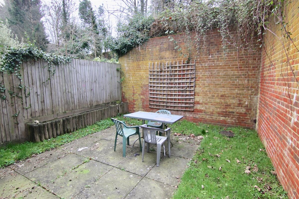 5 bedroom house for rent Guildford Park Avenue, Surrey, GU2 7NN | UniHomes