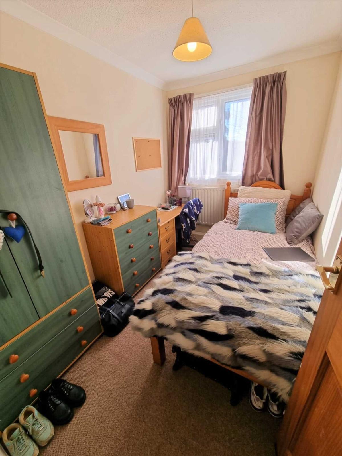 4 bedroom house for rent Clover Road, Surrey, GU2 8EY | UniHomes