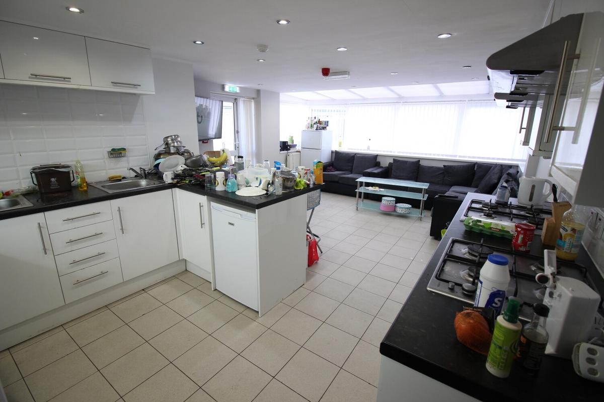 10 bedroom house for rent Cathays Terrace, Cardiff, CF24 4HZ | UniHomes