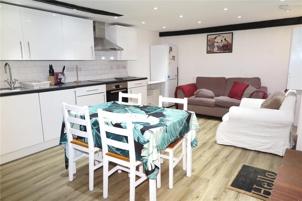 3 bedroom house for rent West Street, Surrey, GU9 7EN | UniHomes