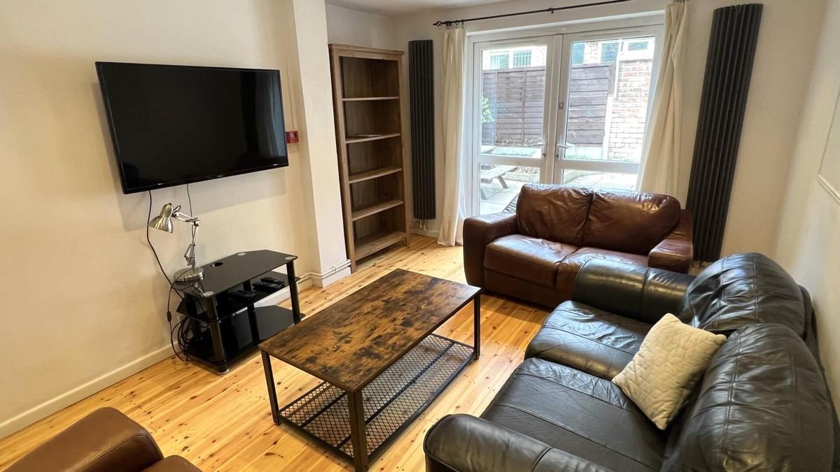 8 bedroom house for rent Linden Grove, Manchester, M14 6YE | UniHomes