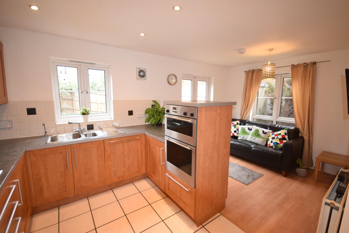 6 Bedroom House For Rent Bartholomews Square Bristol Bs7 0qb Unihomes