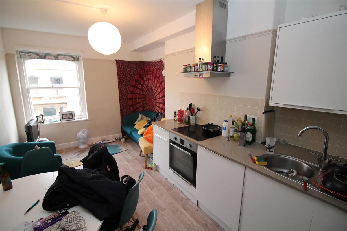 3 bedroom apartment for rent Alma Vale Road Bristol, BS8 2HY | UniHomes