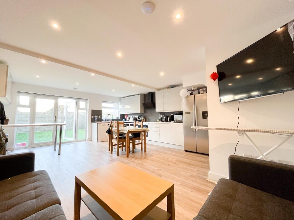 6 bedroom house for rent Maindy Road Cardiff, CF24 4HQ | UniHomes