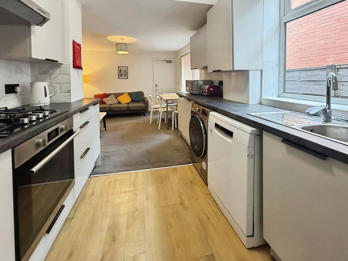 6 bedroom house for rent Weld Road Manchester, M20 4WE | UniHomes