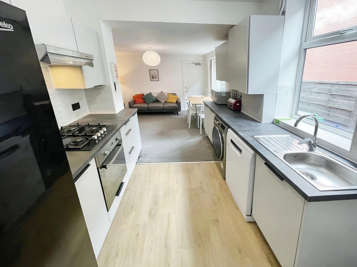 6 bedroom house for rent Weld Road Manchester, M20 4WE | UniHomes