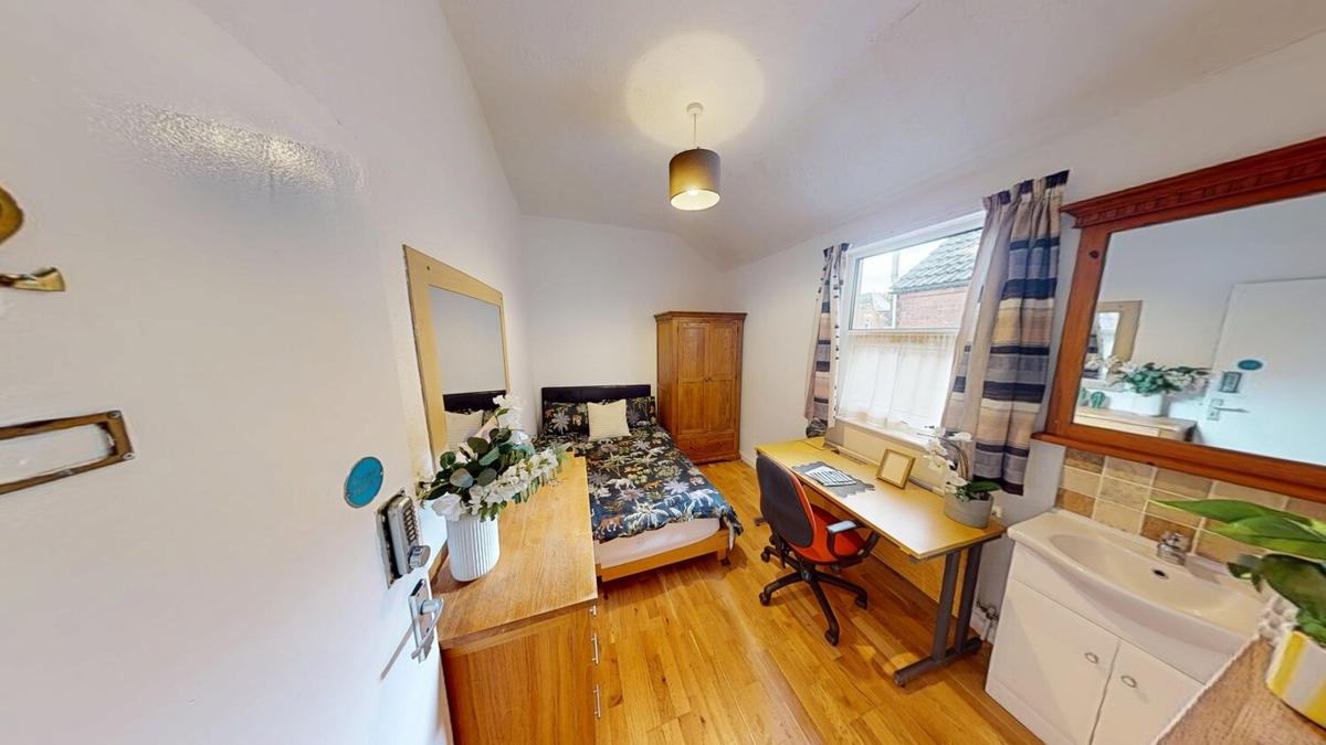 8 bedroom house for rent Portland Road Nottingham, NG7 4GP | UniHomes