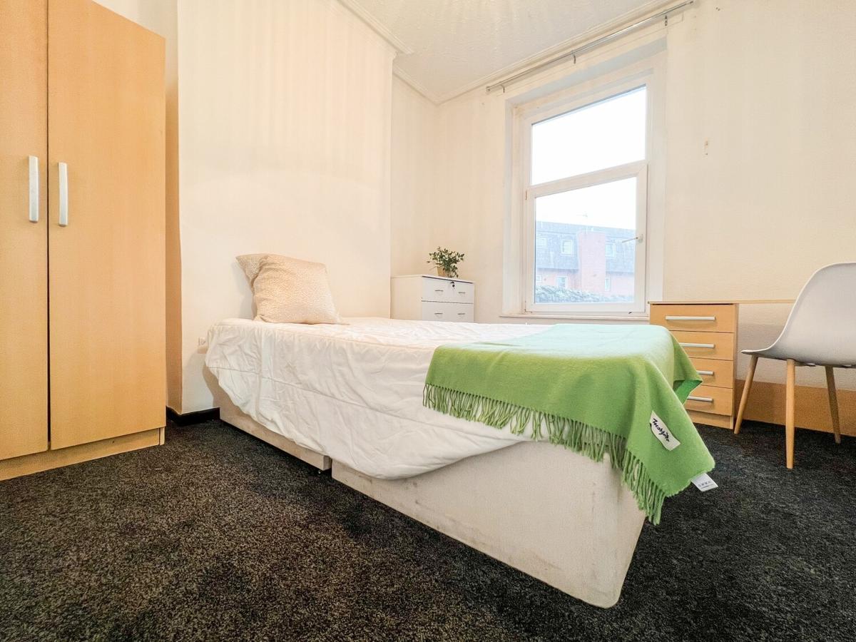 6 bedroom house for rent Senghenydd Road, Cardiff, CF24 4AH | UniHomes