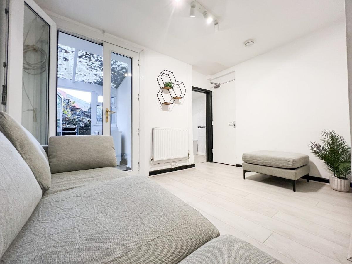 6 bedroom house for rent Senghenydd Road, Cardiff, CF24 4AH | UniHomes