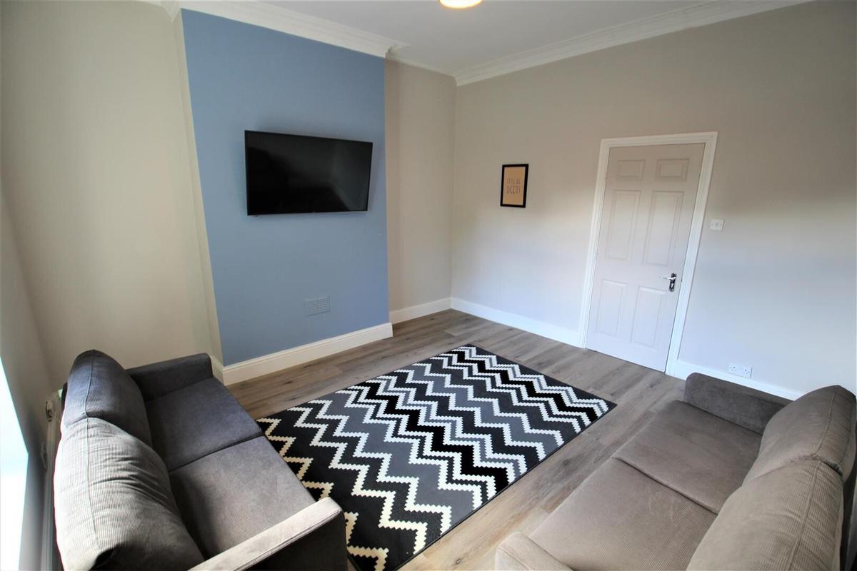 4 bedroom apartment for rent 36 Cliff Road Leeds, LS6 2ET | UniHomes