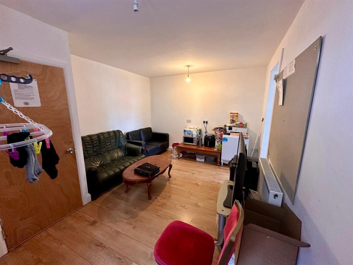 4 bedroom house for rent Royal Lane, London, UB8 3QU | UniHomes