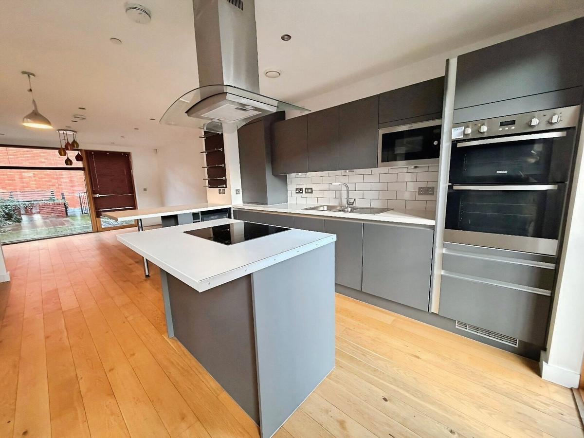 3 bedroom house for rent Barrow Street Manchester, M3 5JE | UniHomes