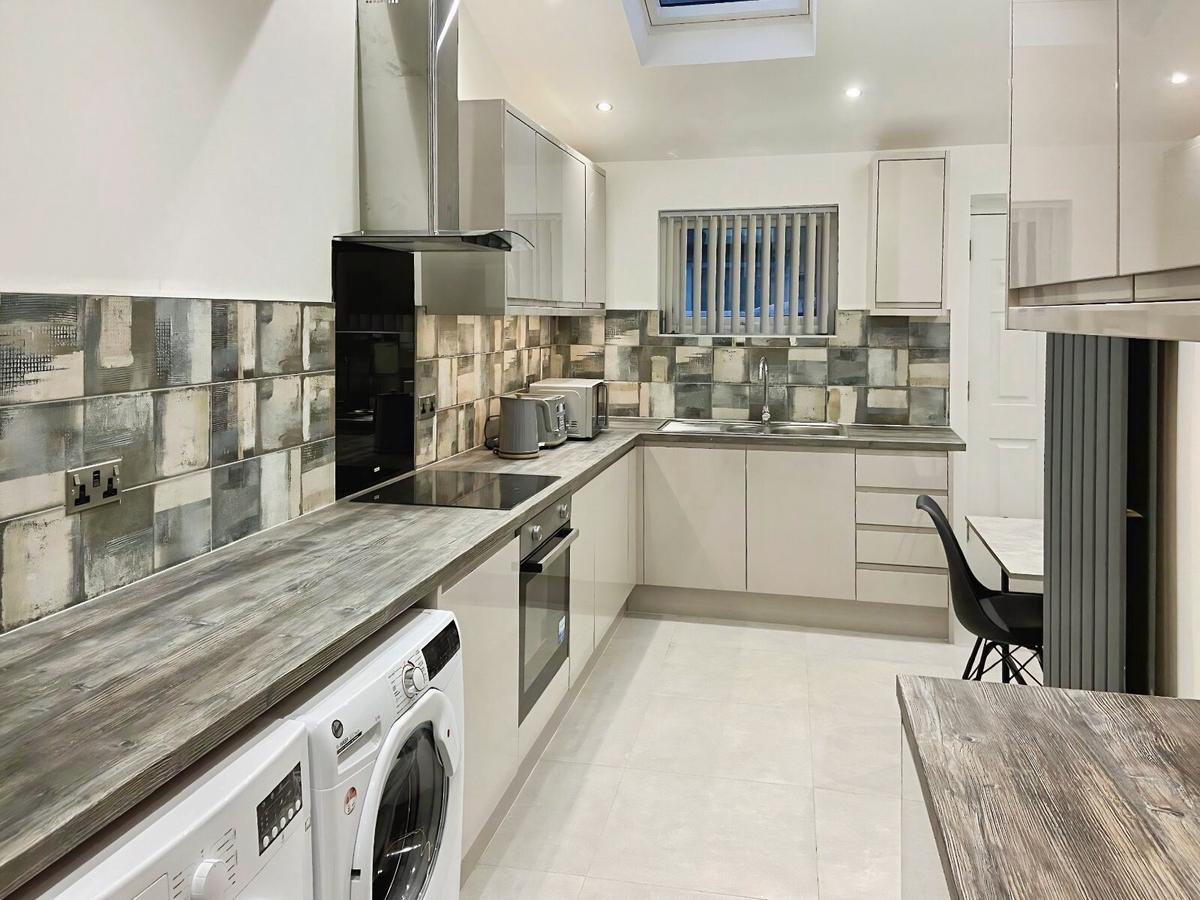 6 bedroom house for rent Oxney Road Manchester, M14 5SZ | UniHomes