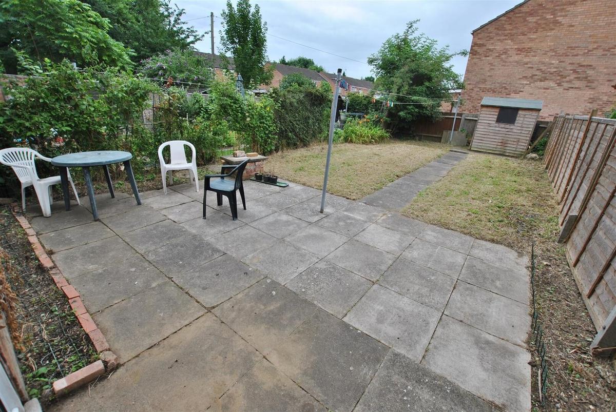 5 bedroom house for rent Bosanquet Close, London, UB8 3PE | UniHomes