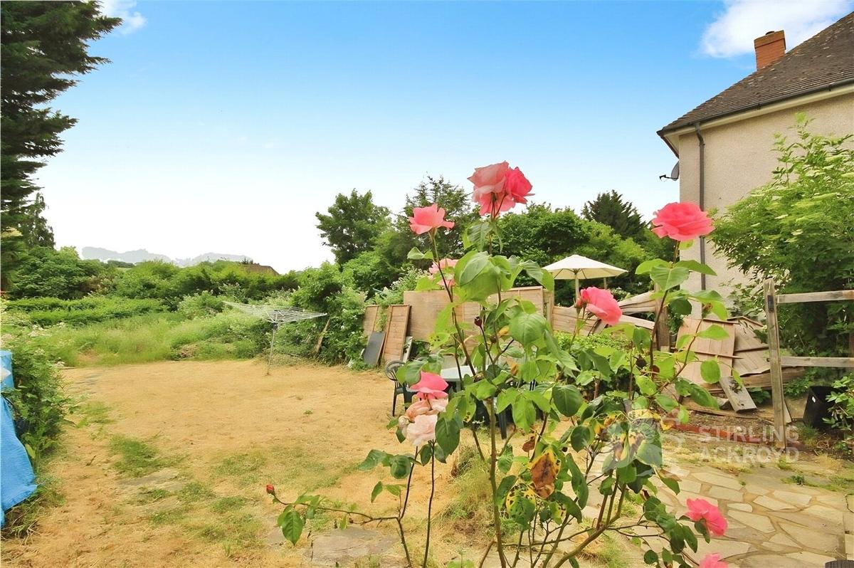 4 bedroom house for rent The Oval Surrey, GU2 7TZ | UniHomes