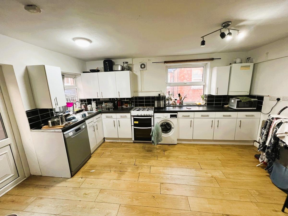 6 bedroom house for rent Kimbolton Avenue Nottingham, NG7 1PS | UniHomes
