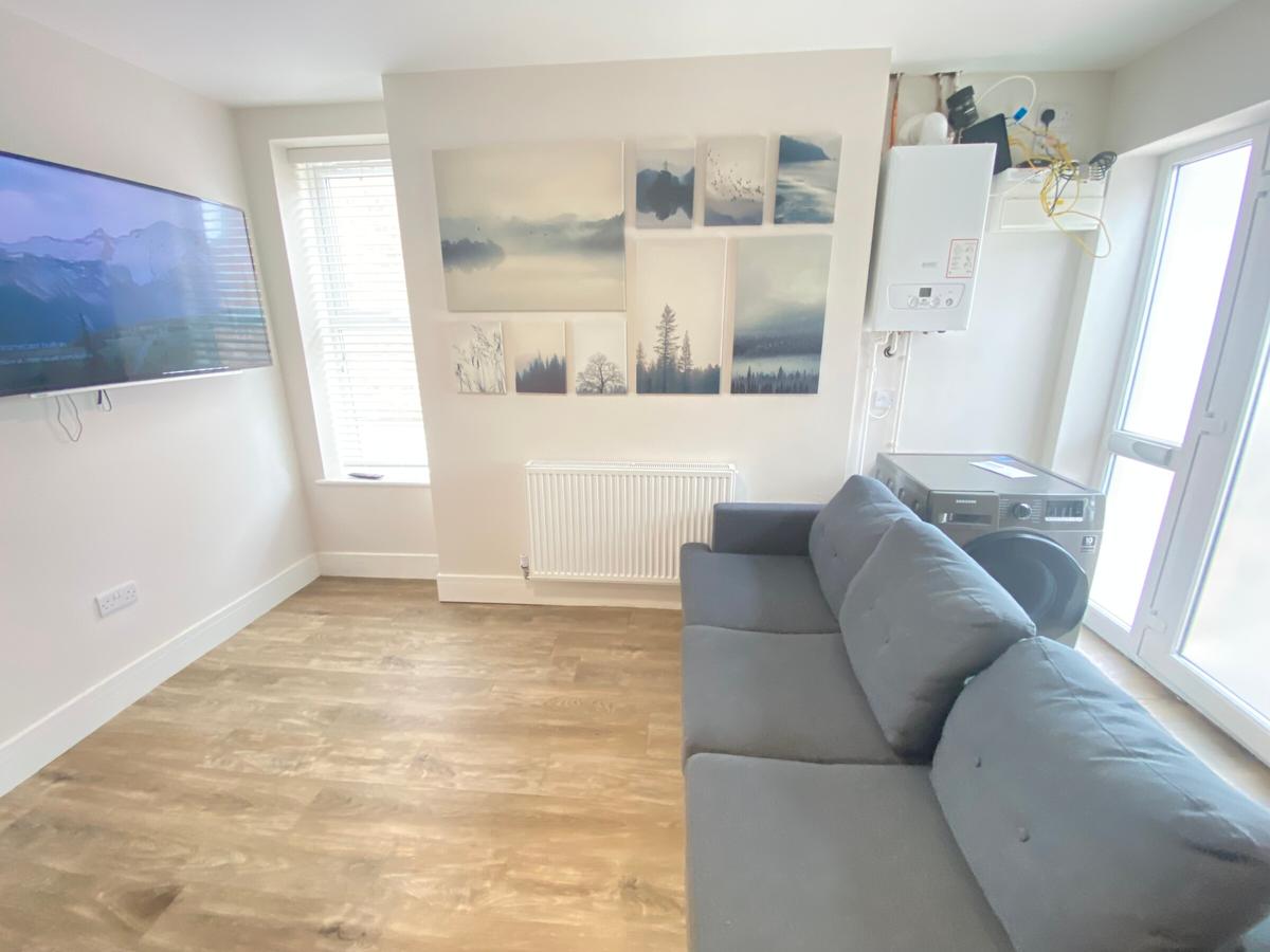 3 bedroom apartment for rent Colwick Road, Nottingham, NG2 5FR | UniHomes