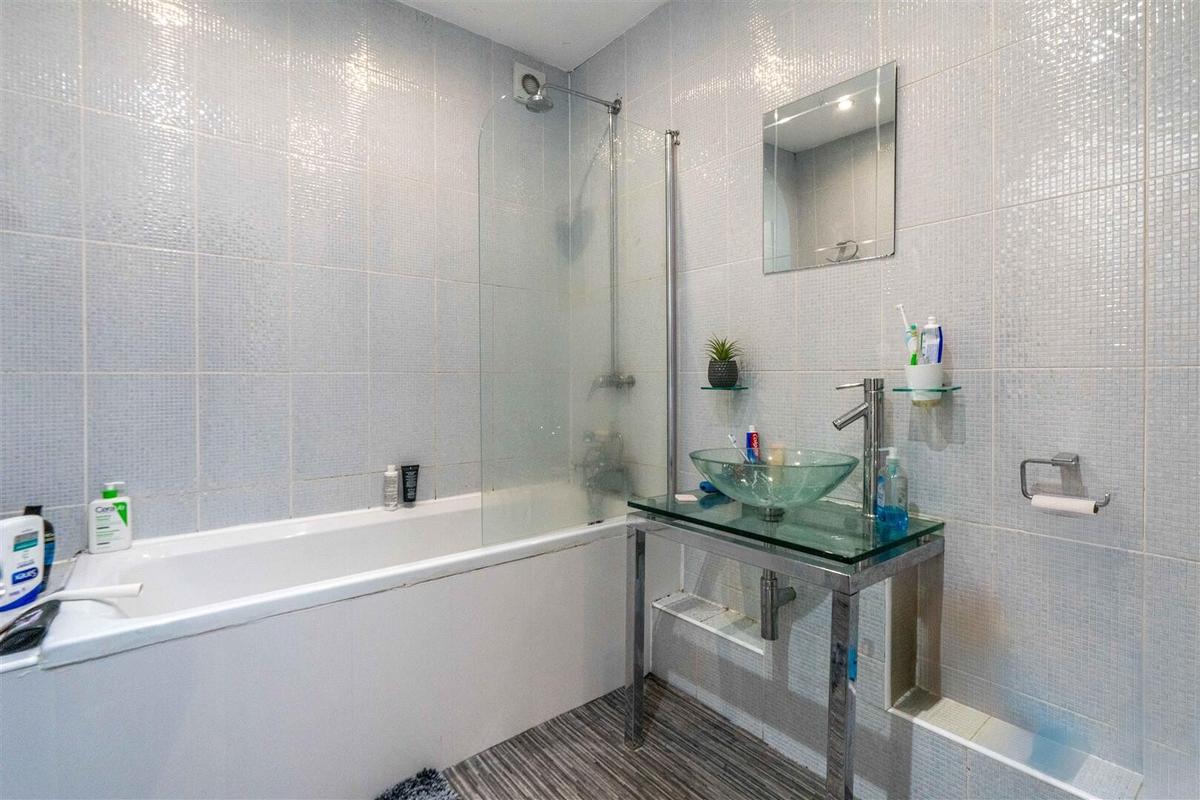 4 bedroom apartment for rent Grosvenor Avenue Newcastle, NE2 2NN | UniHomes