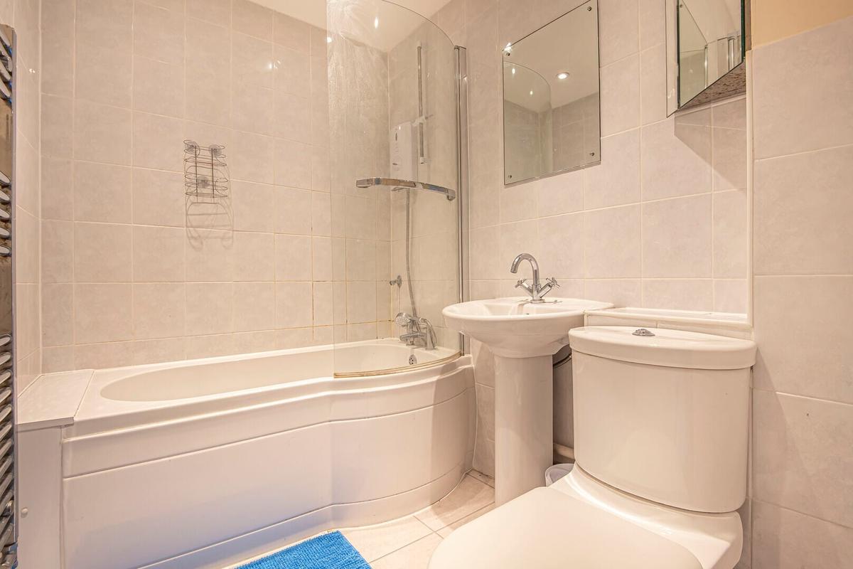 4 bedroom house for rent Lynwood Surrey, GU2 7NY | UniHomes